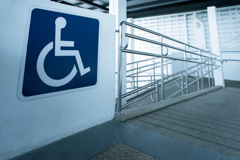 Accessibilité des locaux aux personnes à mobilité réduite : normes et ...