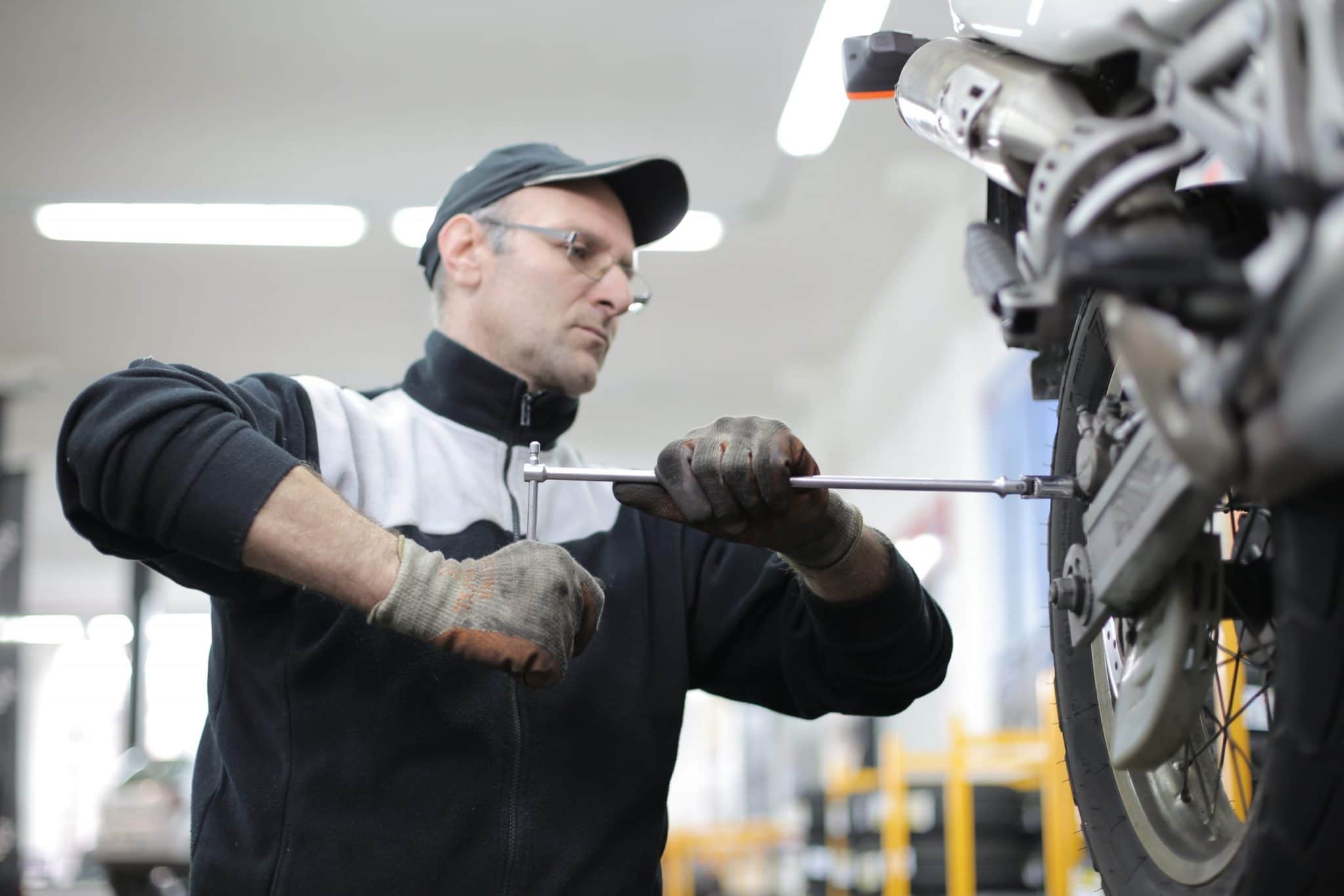 Devenez mécanicien moto : missions, salaires, débouchés